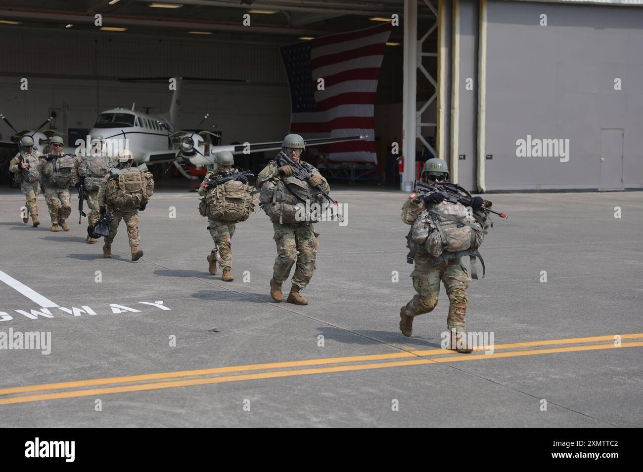 U.S. Army National Guard officer candidates prepare to board a CH-47 ...