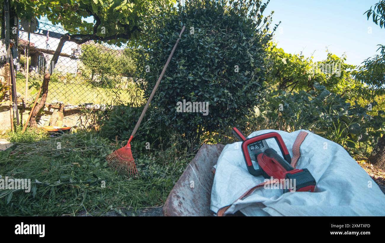 Yard work tools hi-res stock photography and images - Alamy