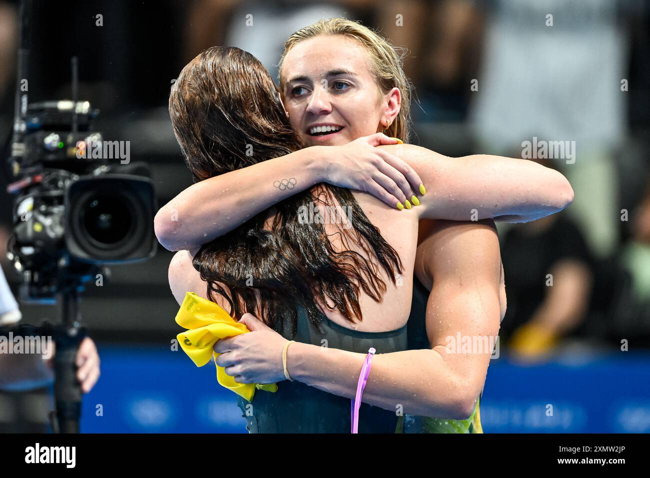 Paris, France. 29th July, 2024. Mollie O'callaghan of Australia, gold, and Ariarne Titmus of ...