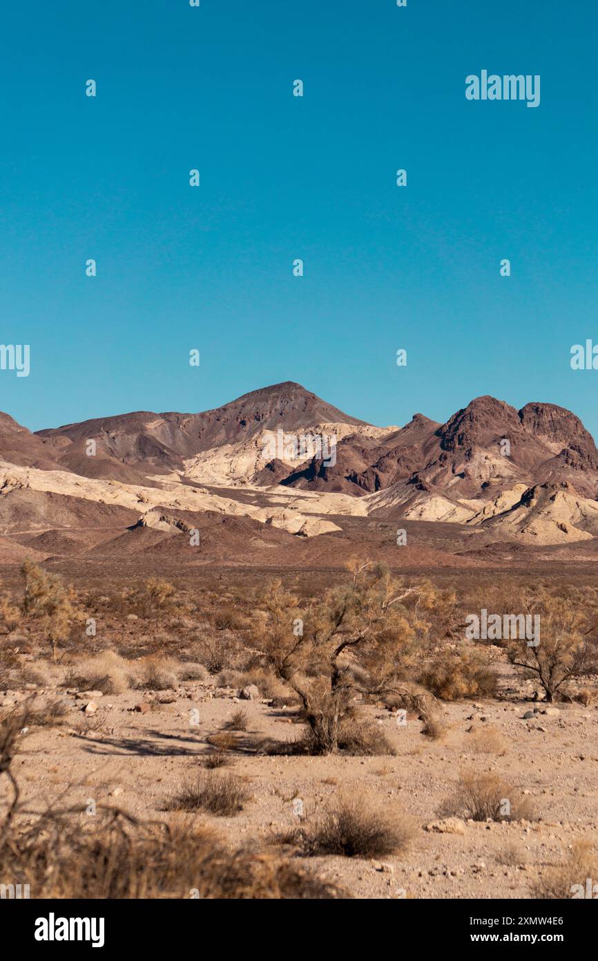 Arid landscape in the Mojave Desert Stock Photo - Alamy