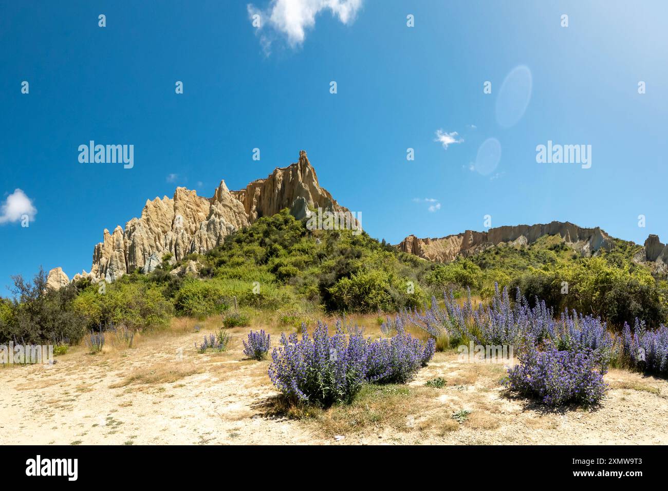 Omarama Clay Cliffs : unique and dramatic landscape with towering steep ...