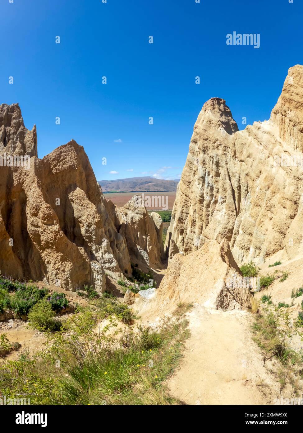 Omarama Clay Cliffs : unique and dramatic landscape with towering steep ...