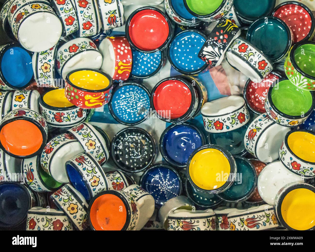 Traditional Turkish ceramic plates in bazaar Stock Photo - Alamy