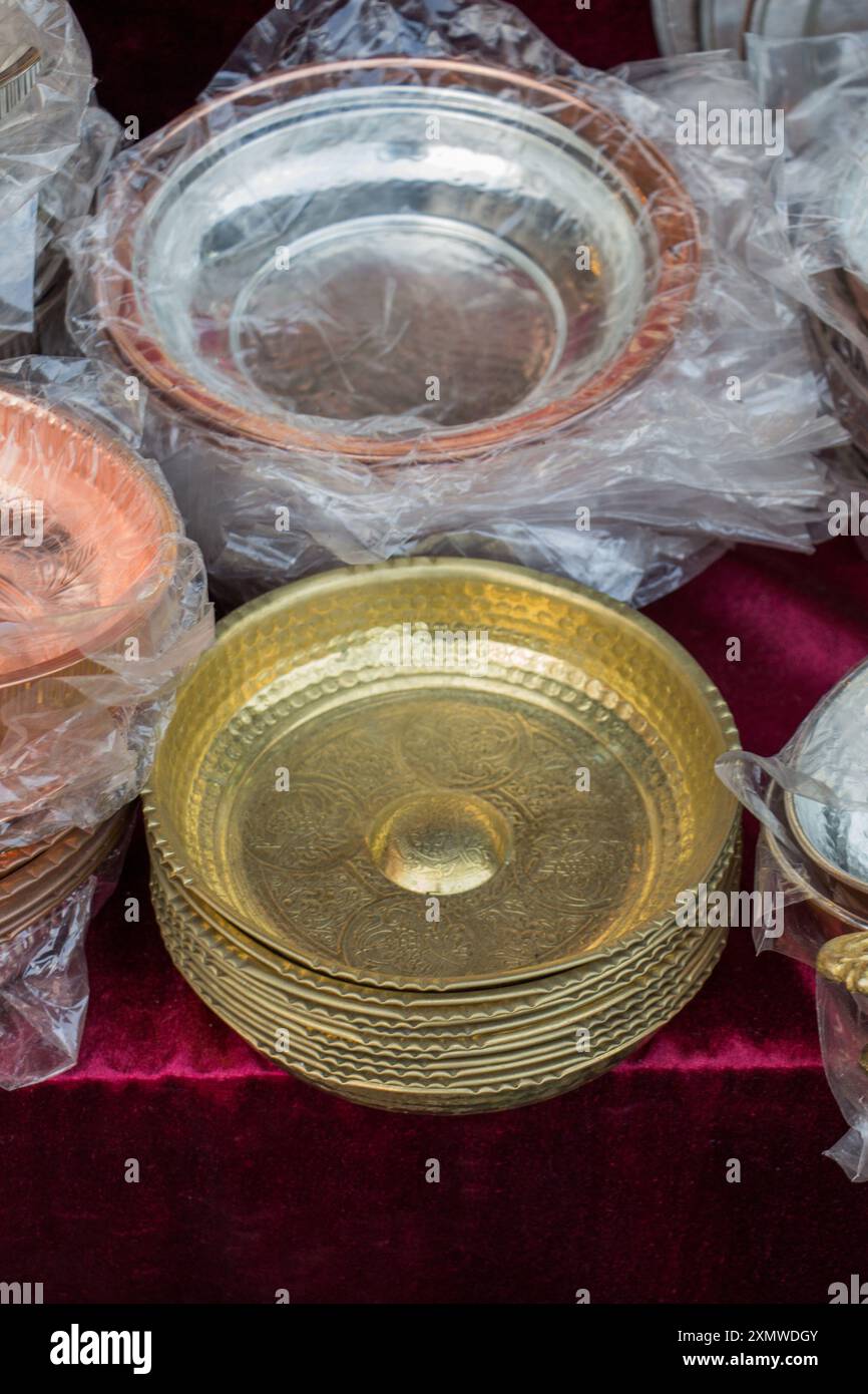 Taditional Turkish metal plates in the bazaar Stock Photo - Alamy