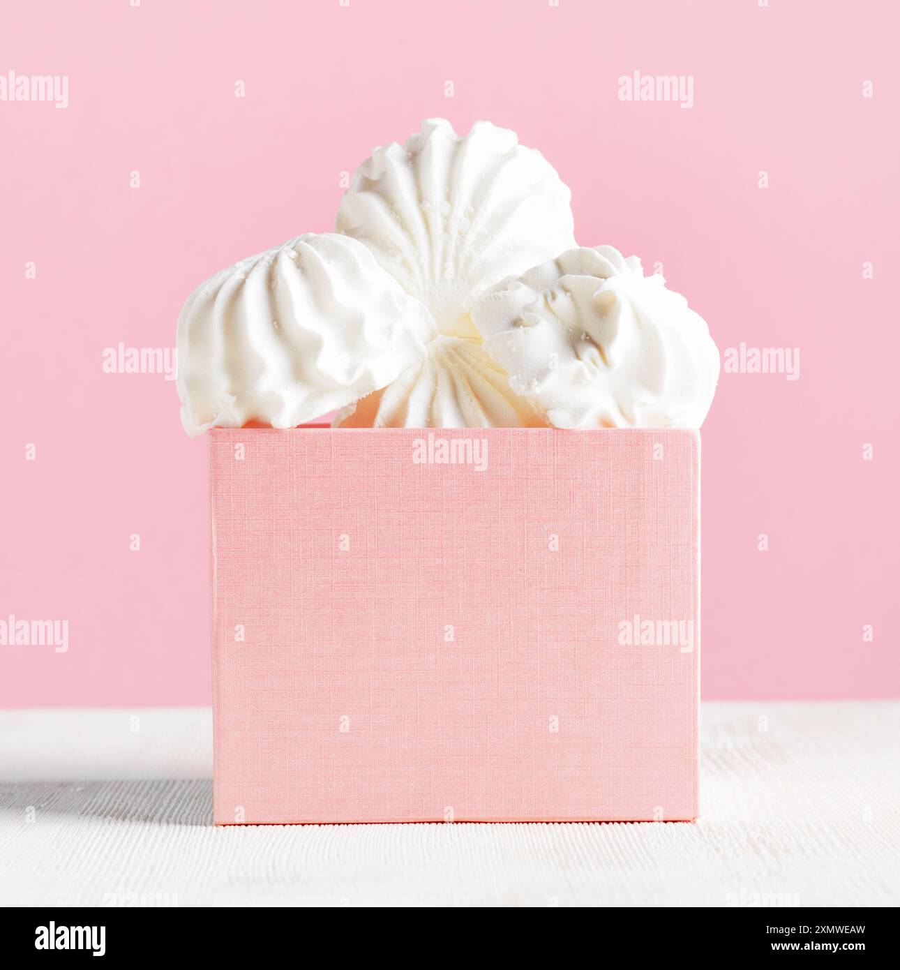 Marshmallow in gift box hi-res stock photography and images - Alamy