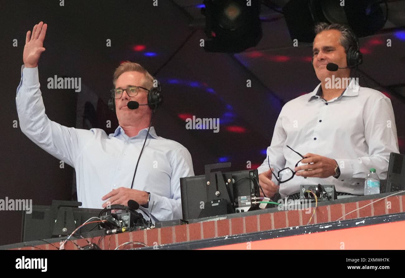 St. Louis, United States. 29th July, 2024. Bally broadcasters Joe Buck ...