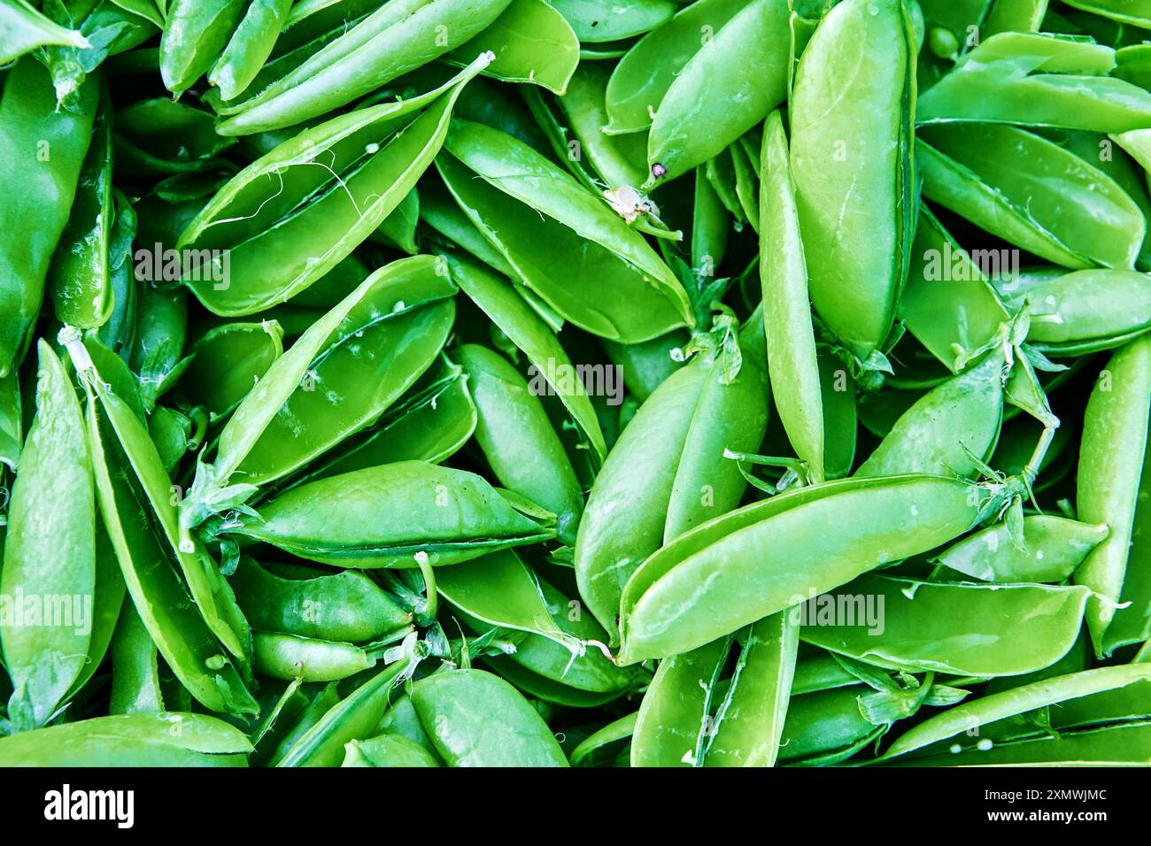 Sweet garden peas without pods, texture of round green field pea seeds ...