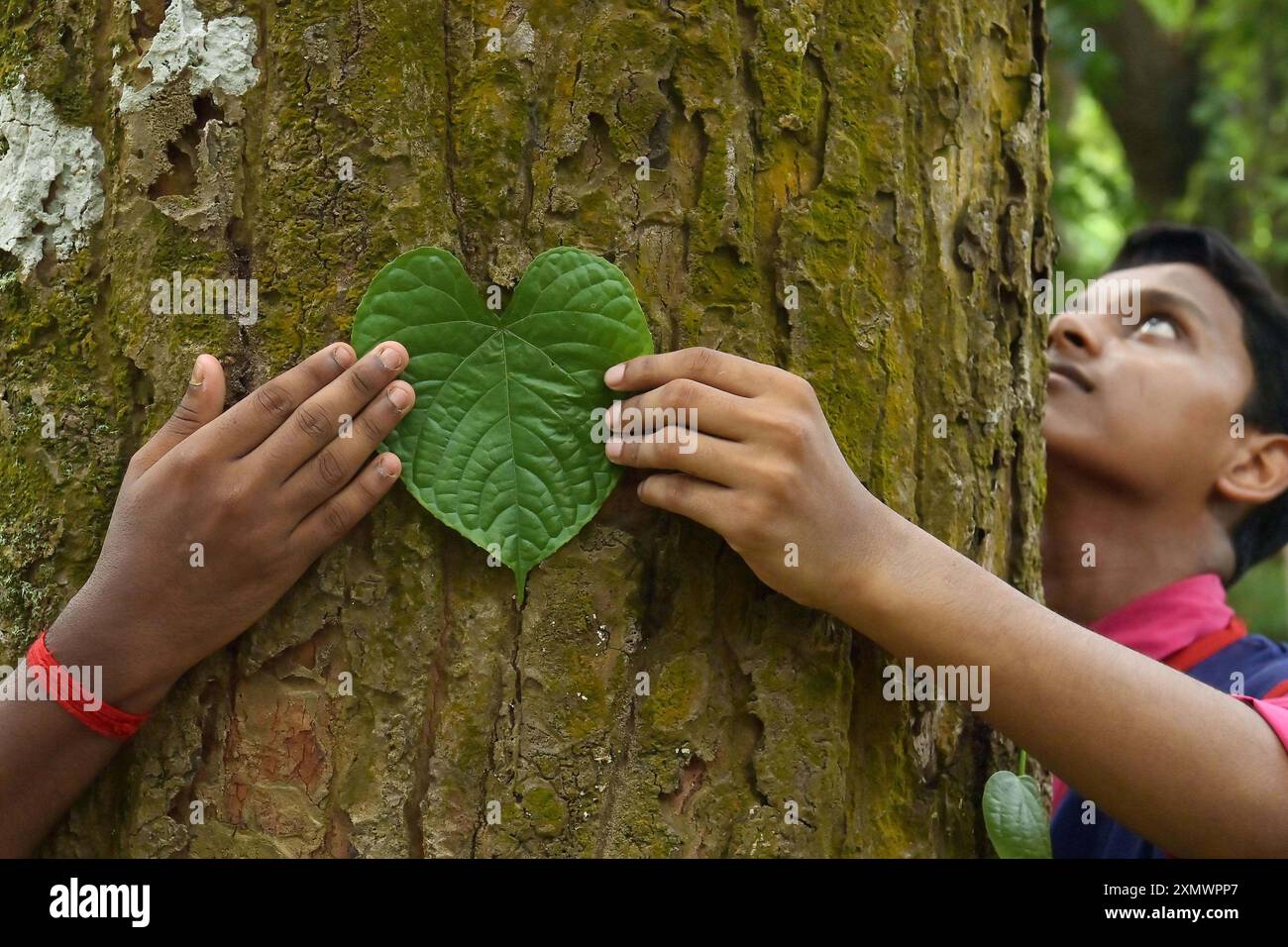 NSS (National Service Scheme) volunteers and school students of Netaji ...