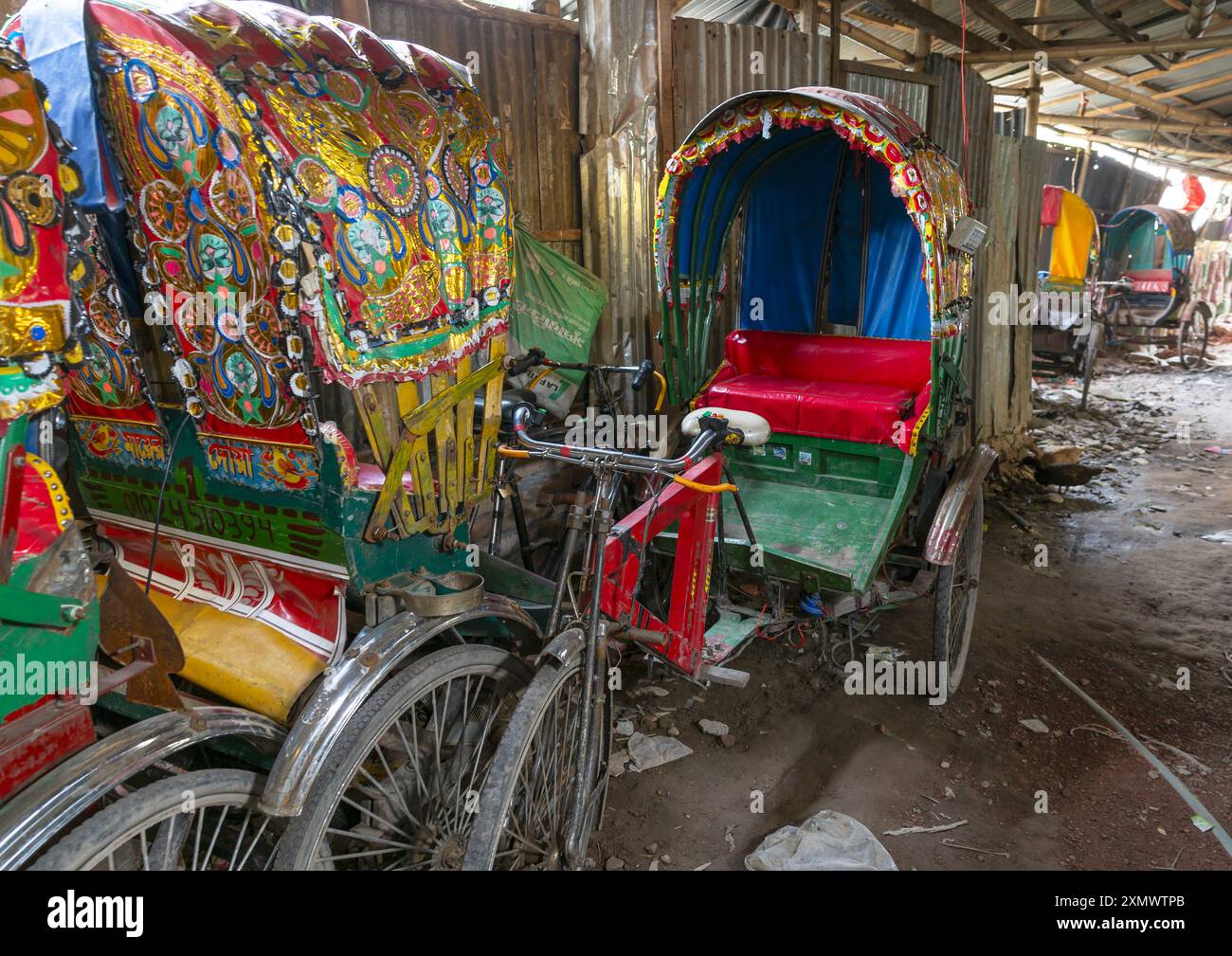 Dhaka rickshaw decoration hi-res stock photography and images - Alamy