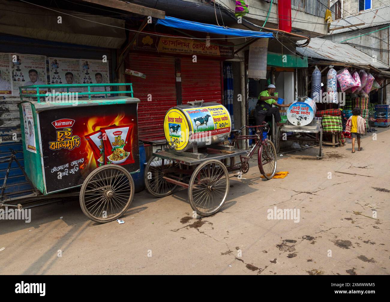 Fresh milk delivery in the street, Dhaka Division, Dhaka, Bangladesh Stock Photo - Alamy