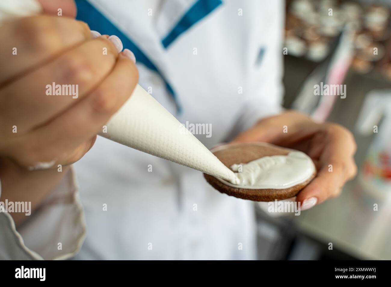 Squeezing frosting bag hi-res stock photography and images - Alamy