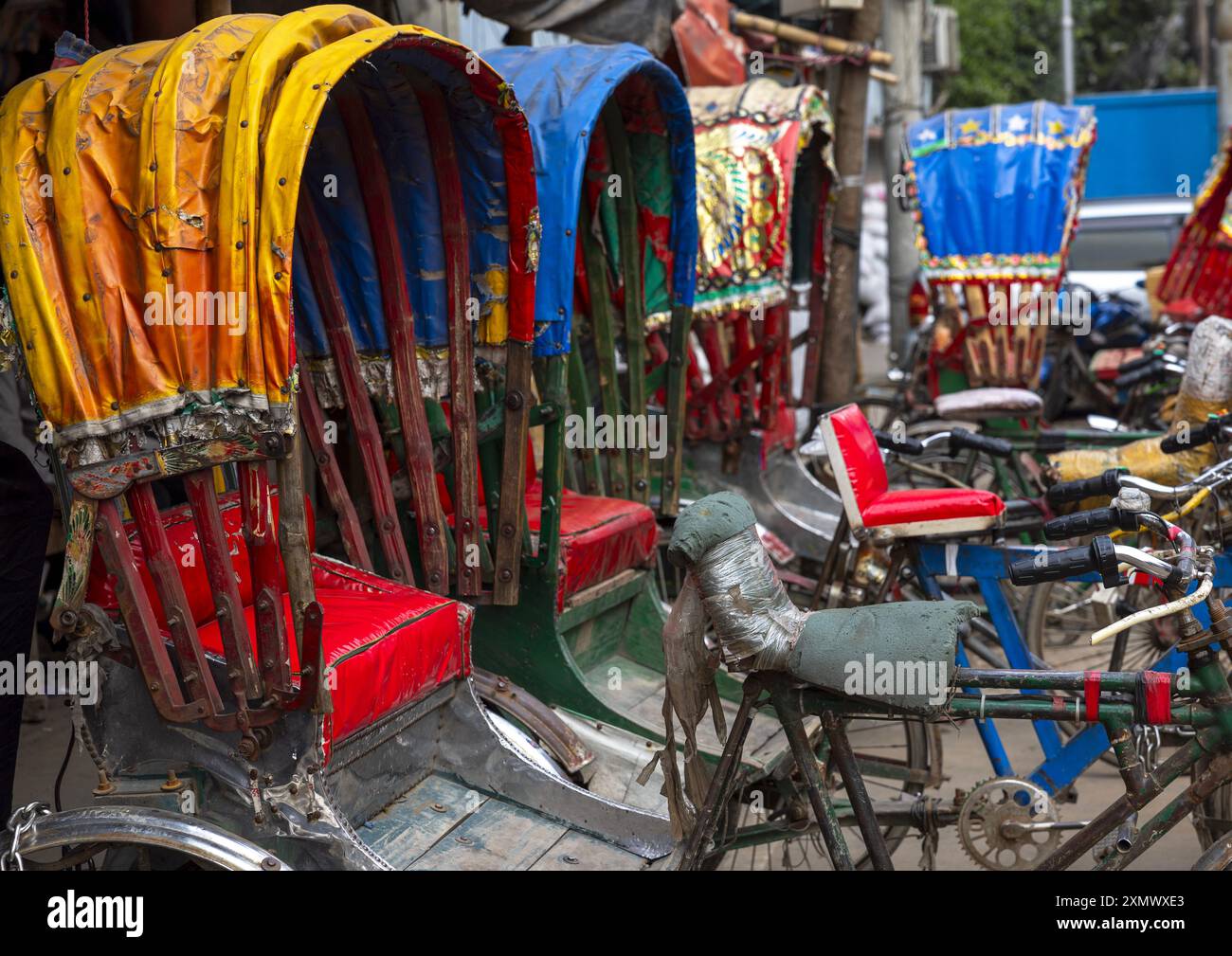 Dhaka rickshaw decoration hi-res stock photography and images - Alamy