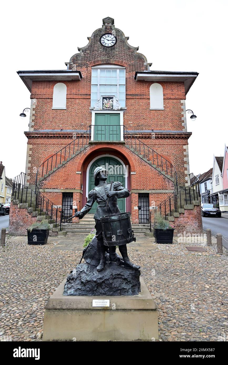 Around the UK - Woodbridge Shire Hall & Sculpture, Woodbridge, Suffolk ...