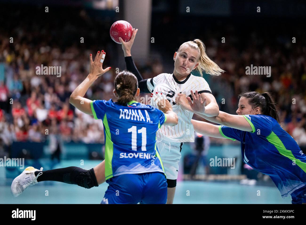 Annika Lott (Deutschland, #23) im Zweikampf mit Ana Abina (Slowenien, #11), FRA, Olympische ...