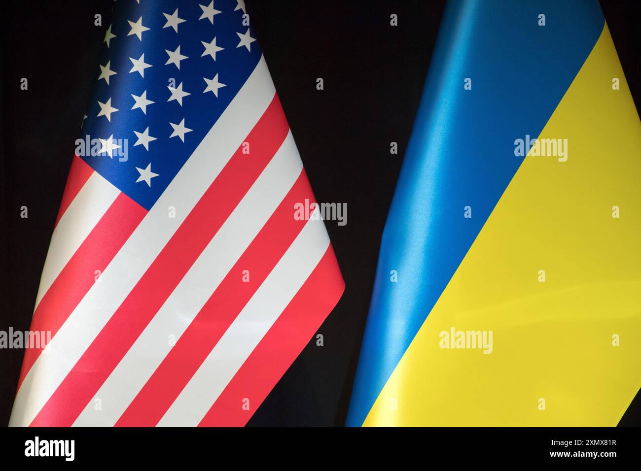 US national flag and Ukrainian national flag © Wojciech Strozyk / Alamy ...