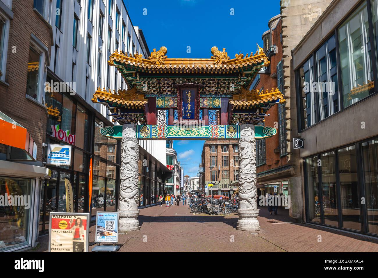 Gate in chinatown hague hi-res stock photography and images - Alamy