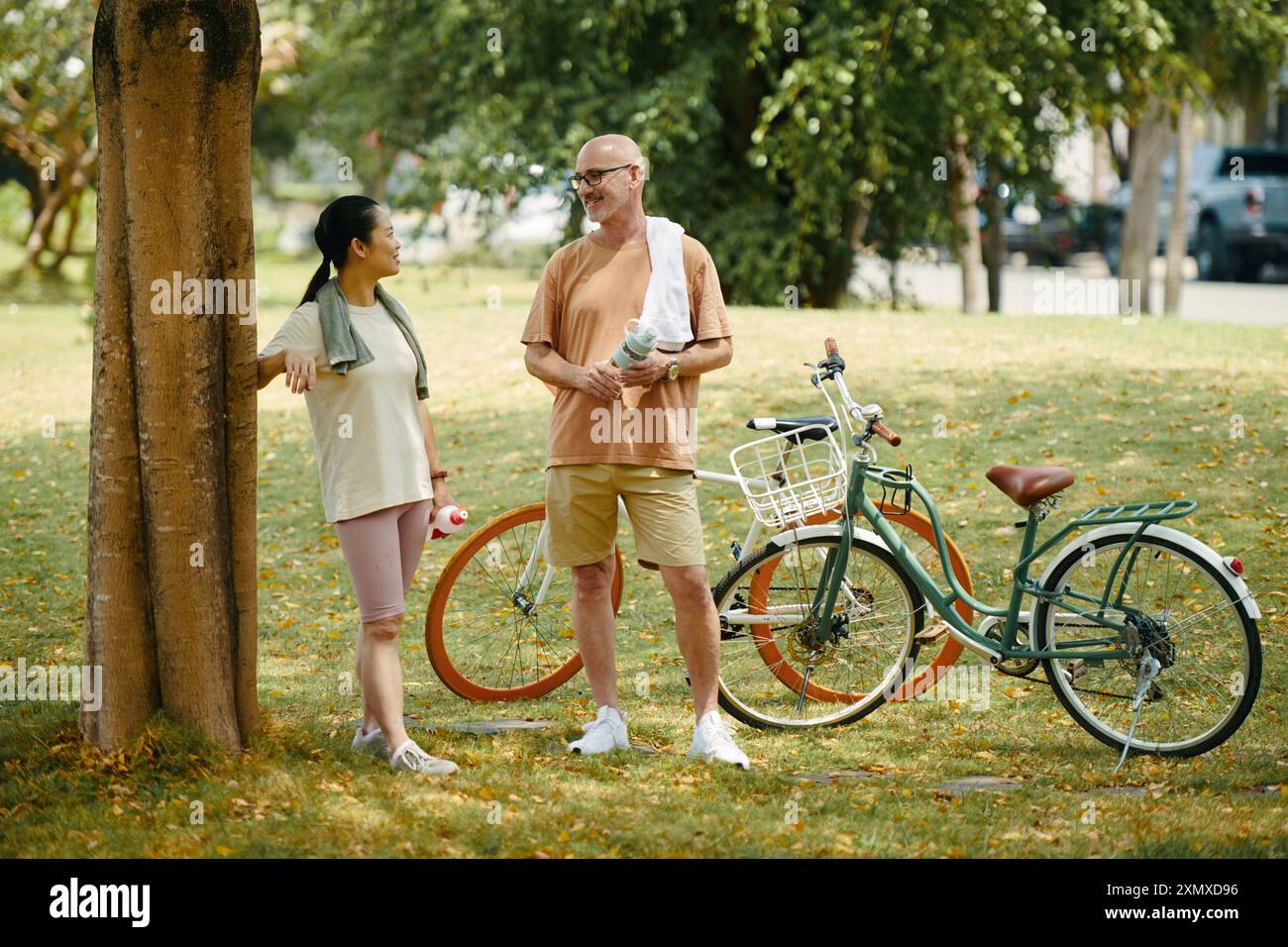 Two people under shade tree hi-res stock photography and images - Alamy
