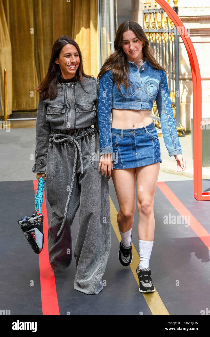 Paris, France. 28th July, 2024. Janet Evans and Sydney Wilson walk the ...