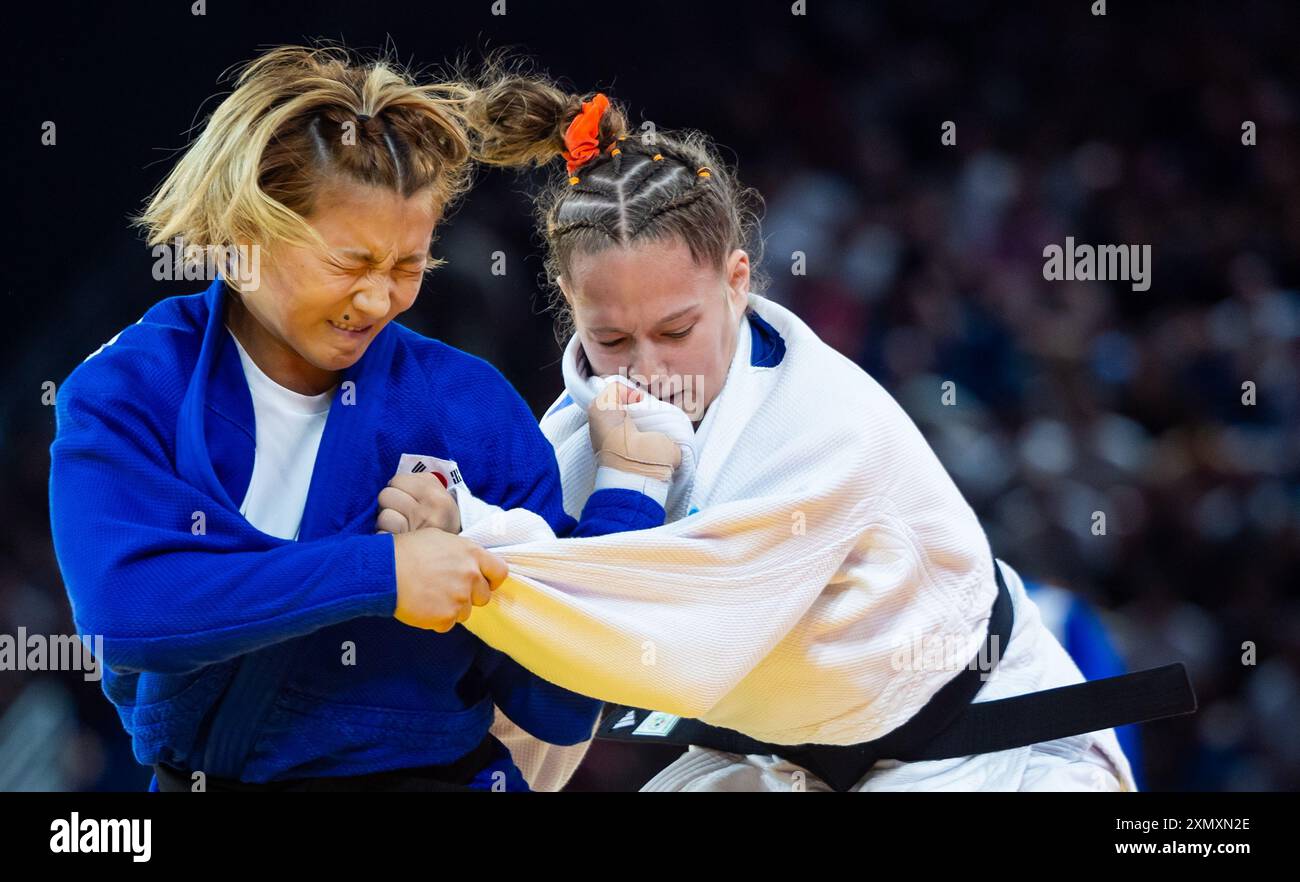 PARIS - Judoka Joanne van Lieshout in action against Jisu Kim (KOR ...