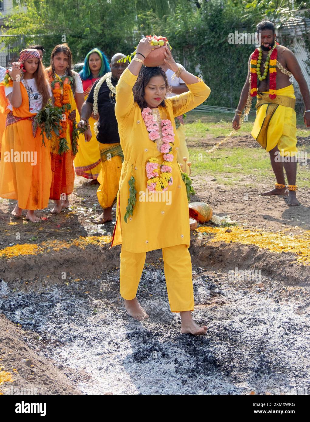Walking barefoot outdoors hi-res stock photography and images - Alamy