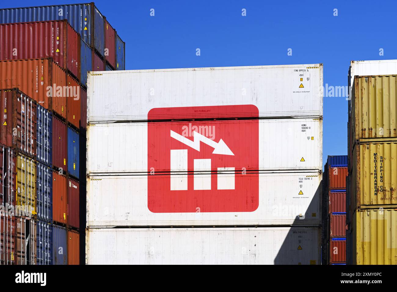 FOTOMONTAGE, Container mit Diagramm und abwärts zeigendendem Pfeil ...