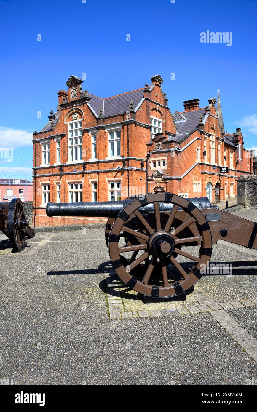 Cannons walls of derry hi-res stock photography and images - Alamy