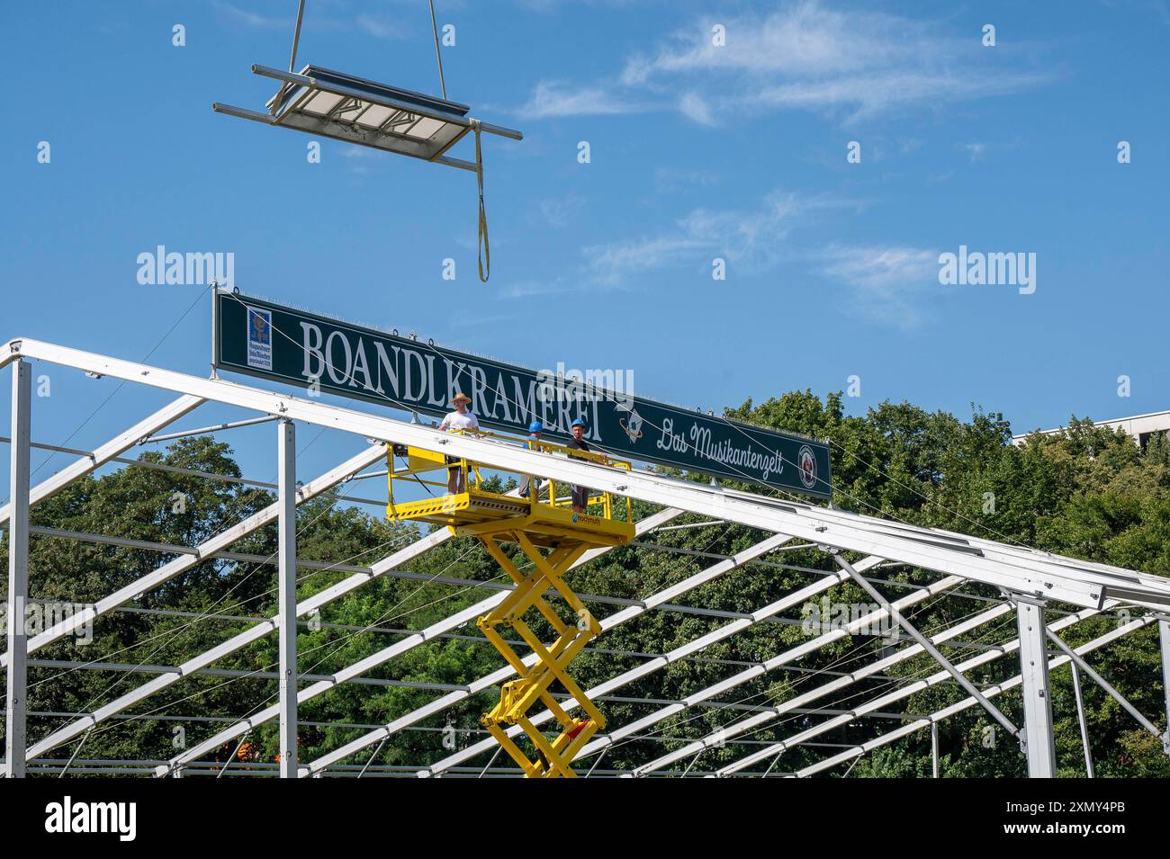 Muenchen, Aufbau zum 189. Muenchner Oktoberfest auf der Theresienwiese ...