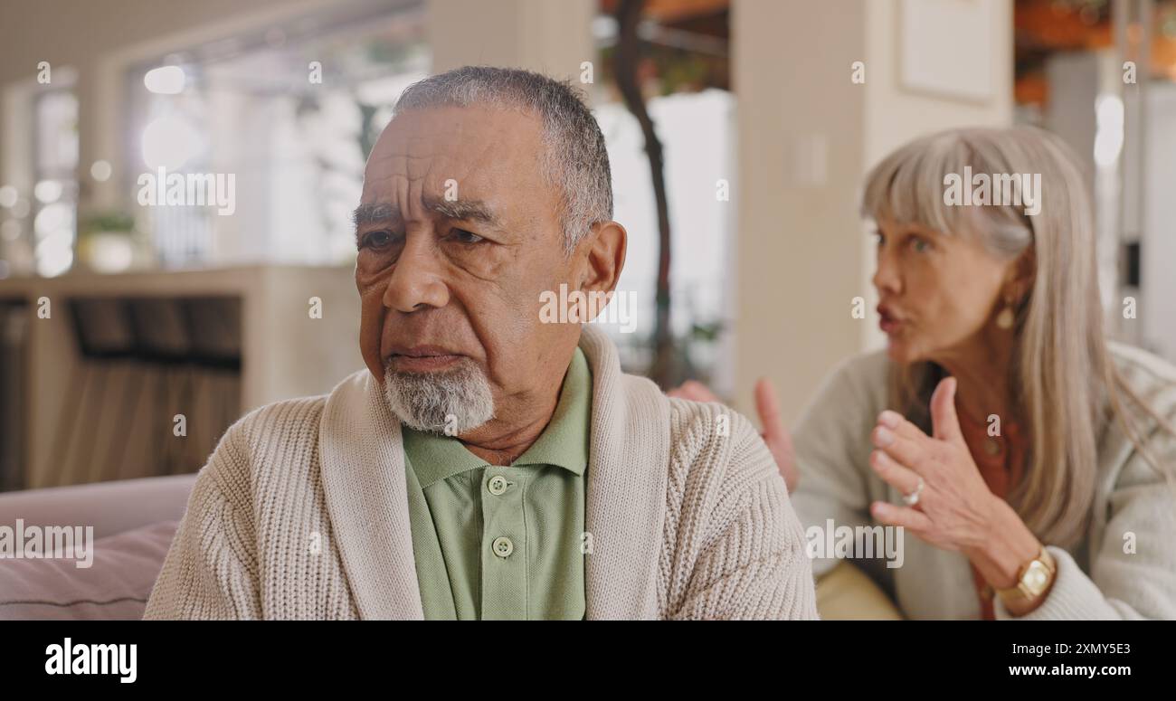 Elderly seniors couple angry hi-res stock photography and images - Alamy