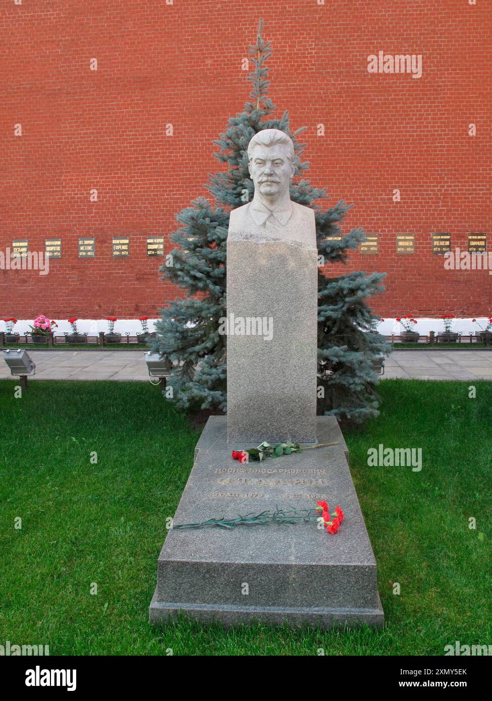 Joseph Stalin Grave The Cult Of Stalin Is Flourishing | Warsaw
