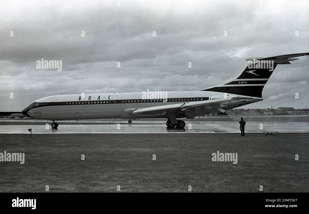 Vickers VC10 G-ARTA BOAC prototype Farnborough 1962 Stock Photo - Alamy