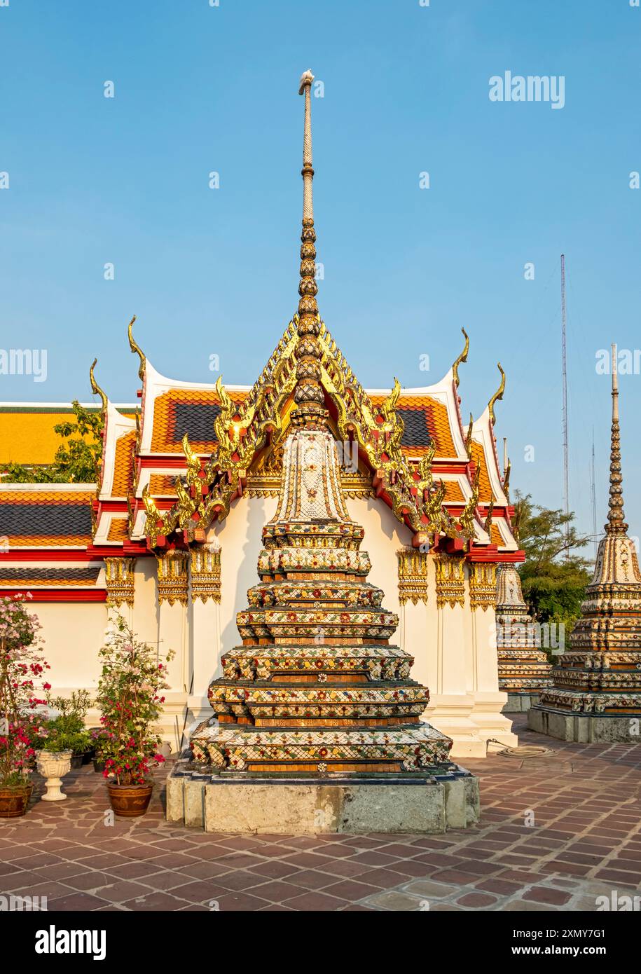 Wat po temple complex hi-res stock photography and images - Alamy