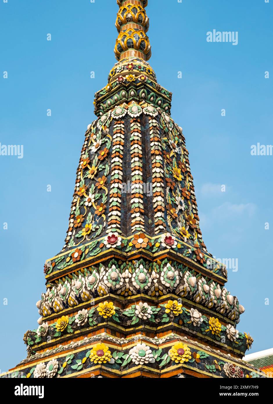 Architectural detail - chedi stupa, Wat Pho complex, Bangkok, Thailand ...