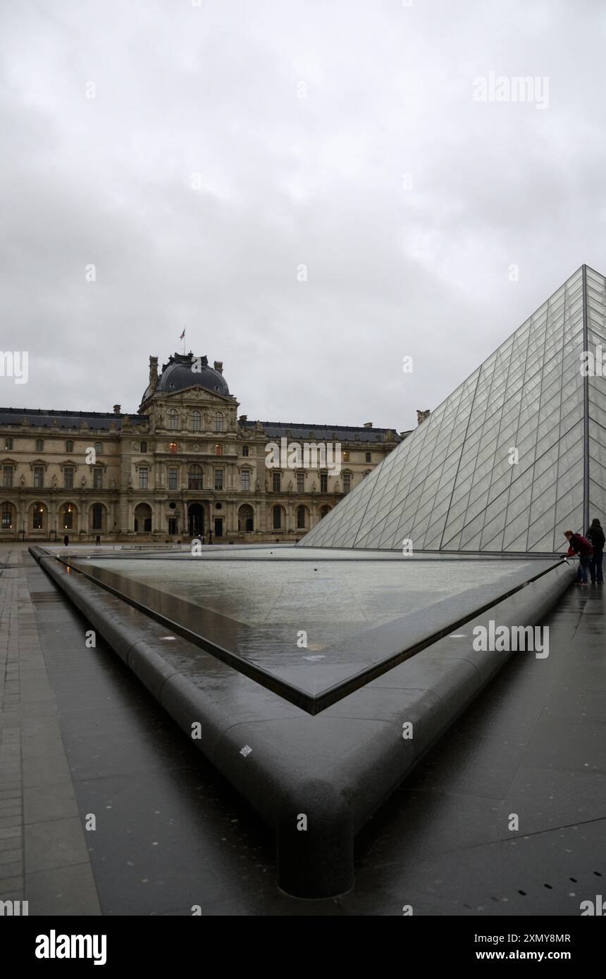 Louvre seine river paris francia hi-res stock photography and images ...
