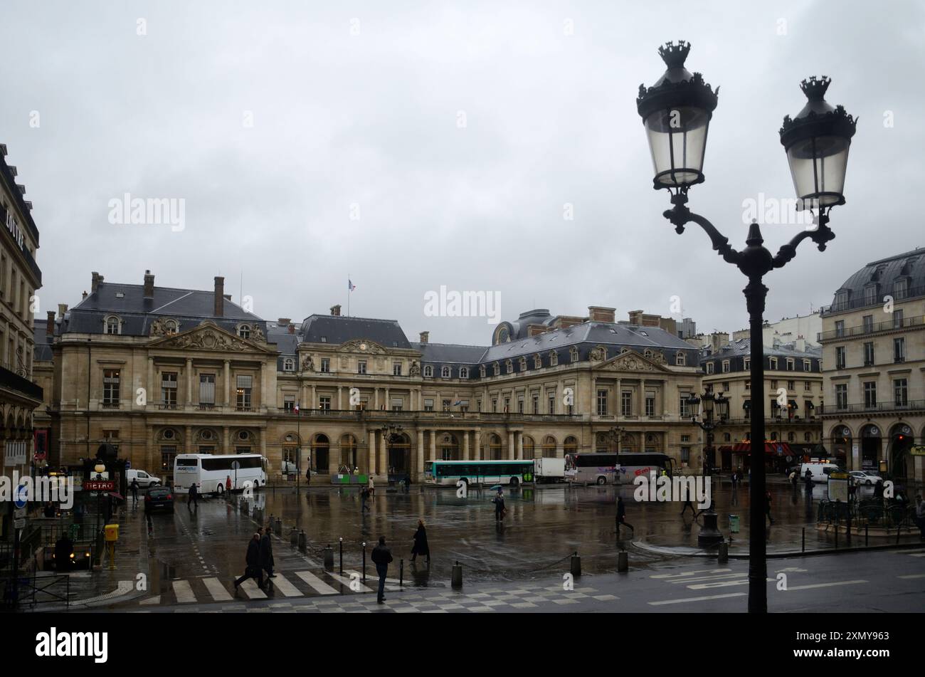 Louvre seine river paris francia hi-res stock photography and images ...