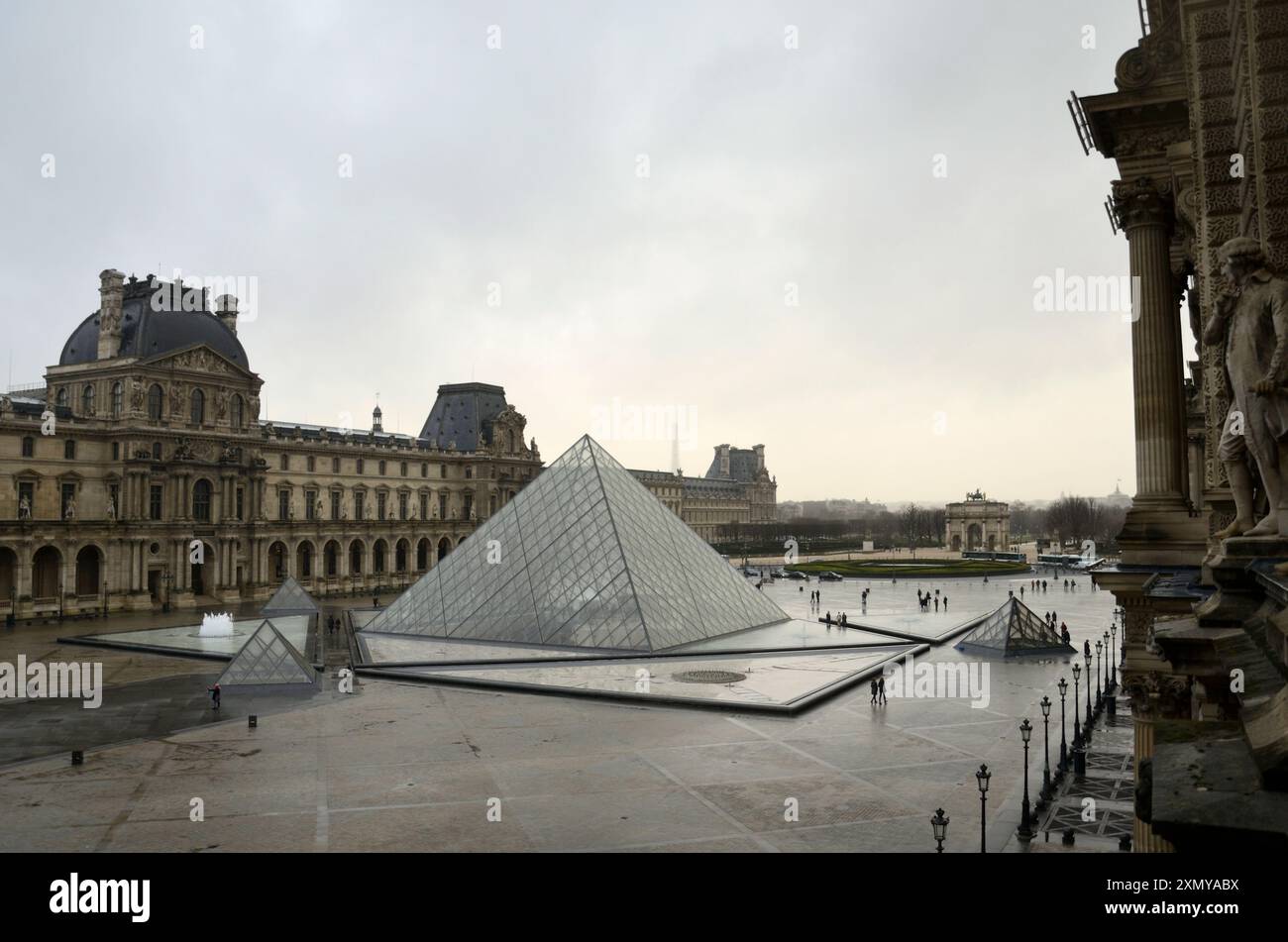 Louvre seine river paris francia hi-res stock photography and images ...