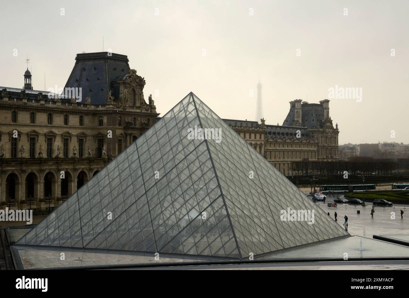 Louvre seine river paris francia hi-res stock photography and images ...