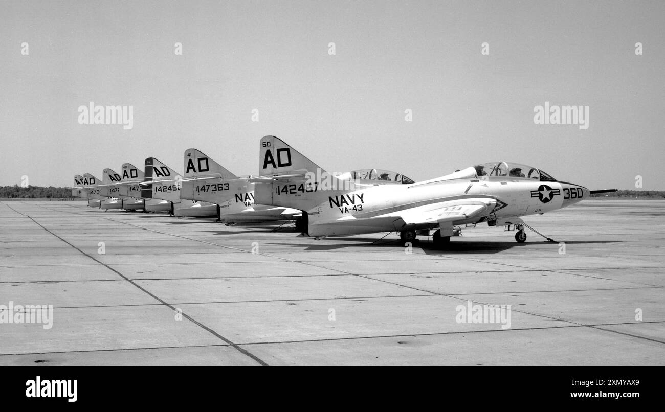 Grumman f9f on flight hi-res stock photography and images - Alamy