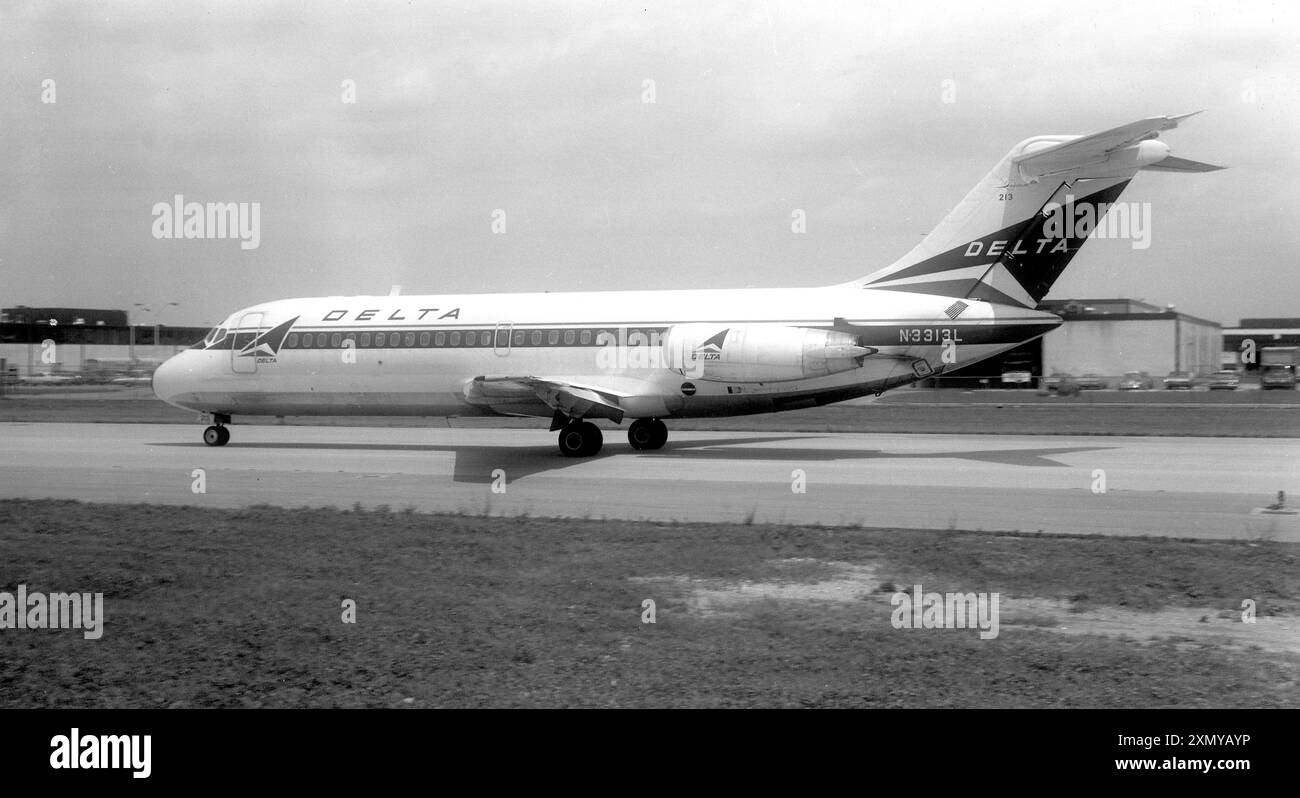 Mcdonnell douglas dc 9 hi-res stock photography and images - Alamy