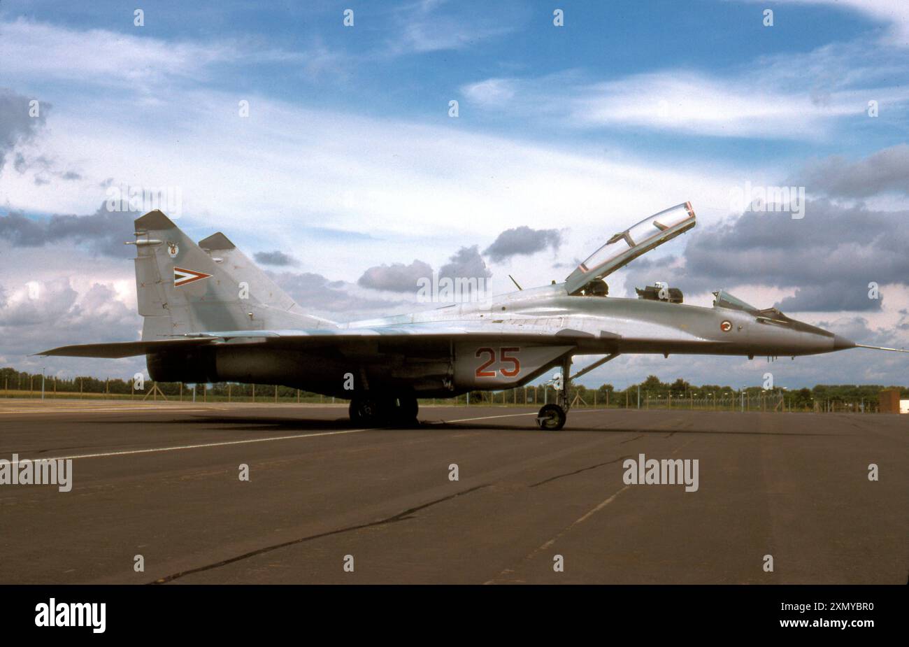Mikoyan Gurevich MiG-29UB Red 25 Stock Photo - Alamy