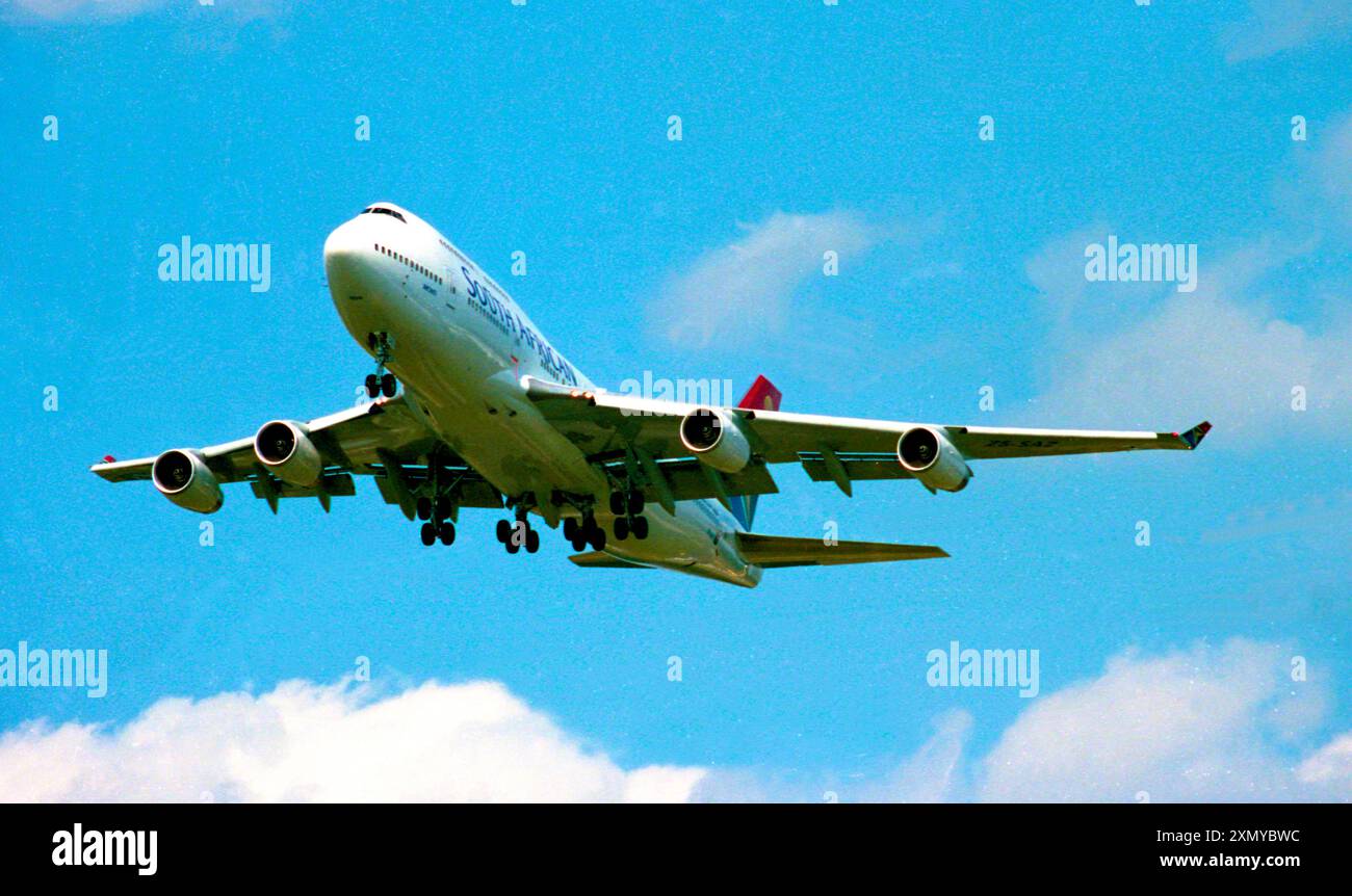 Boeing 747 400 on air hi-res stock photography and images - Alamy
