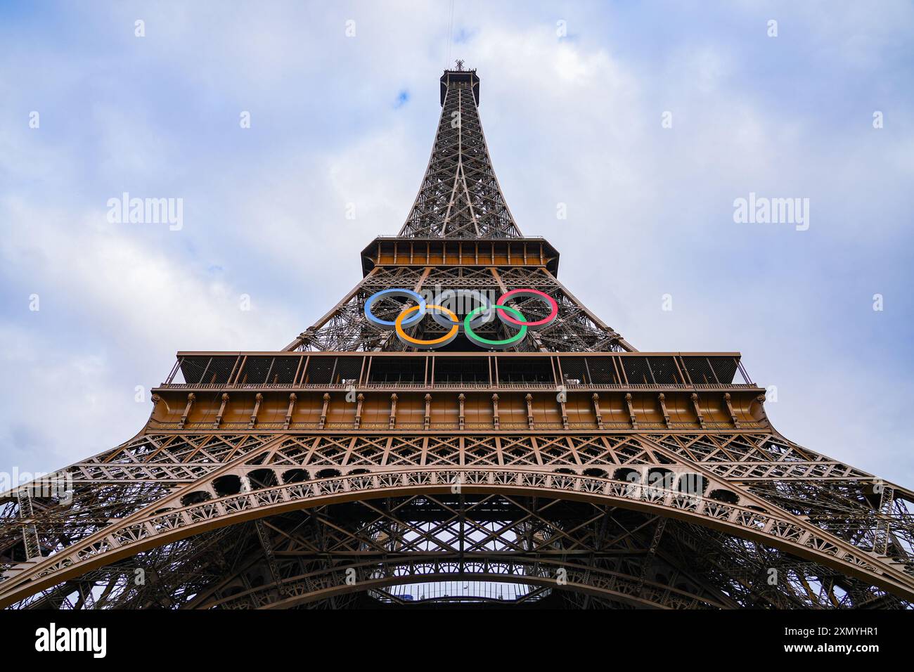 Giant LED Olympic rings on the Eiffel Tower for the Paris 2024 summer ...