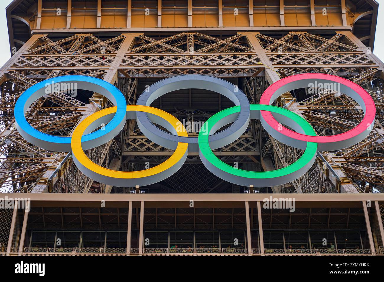 Giant LED Olympic rings on the Eiffel Tower for the Paris 2024 summer ...