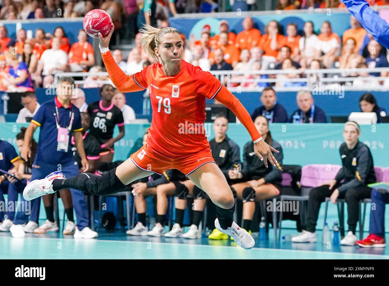 Pictures of handball throws hi-res stock photography and images - Alamy