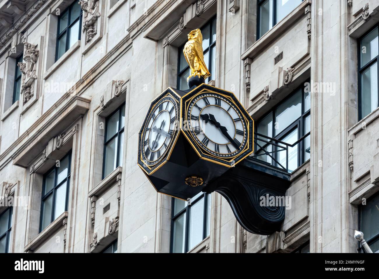 Classic building displays hi-res stock photography and images - Alamy