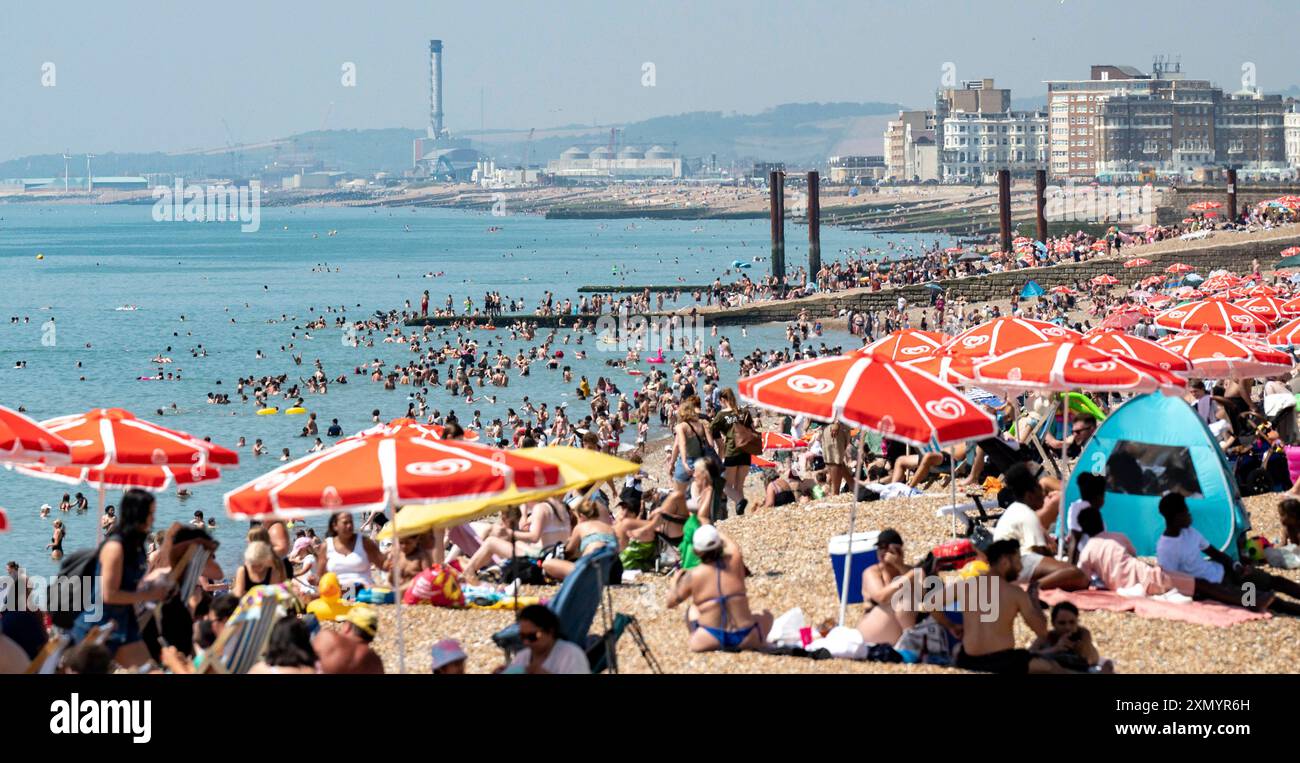 Brighton beach crowds 2024 hi-res stock photography and images - Alamy