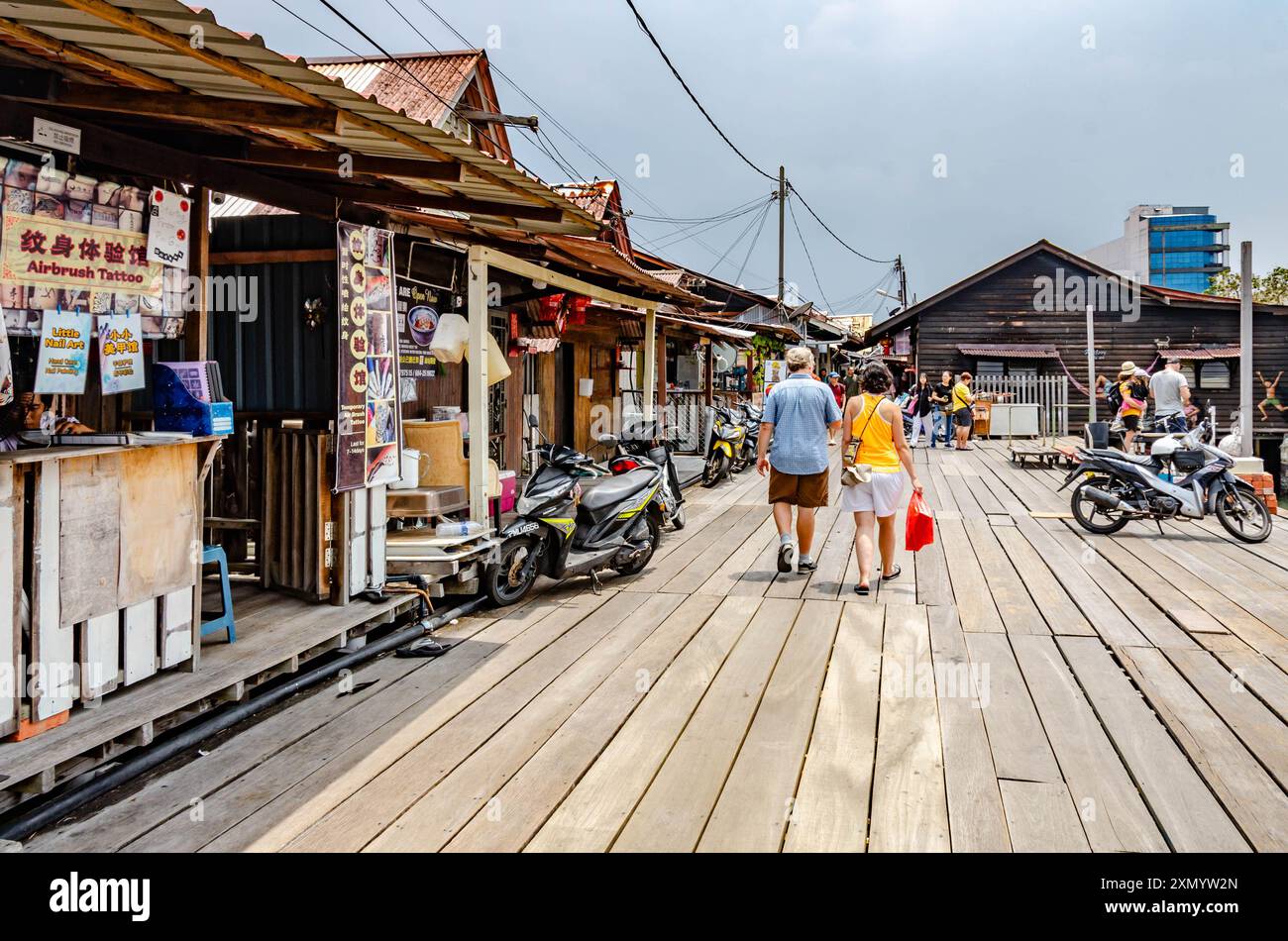 Tourist shops on the boardwalk on Chew Jetty, George Town, Penang ...