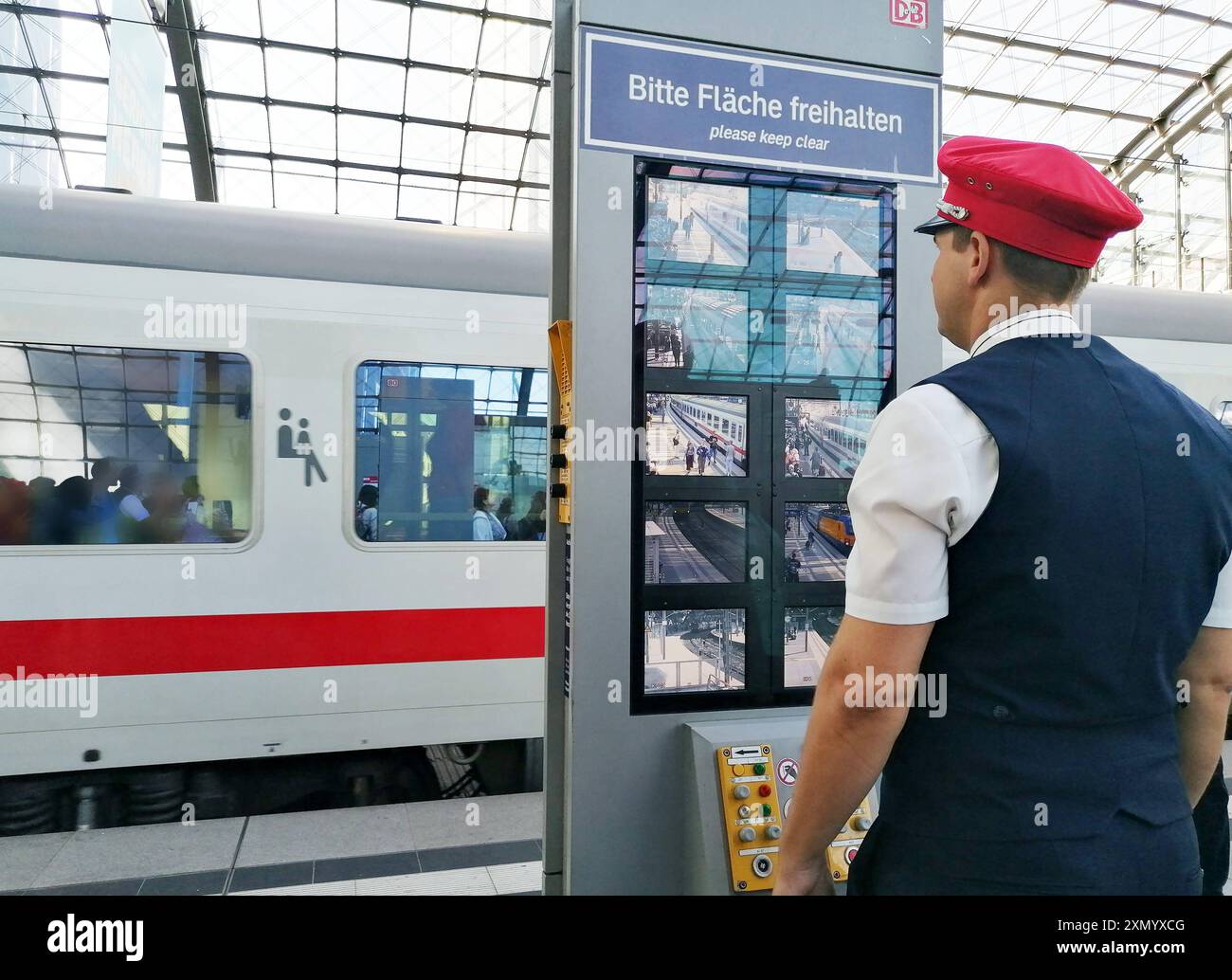 Db mitarbeiter hi-res stock photography and images - Alamy