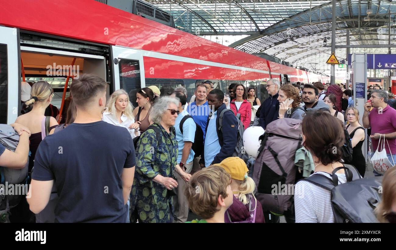 Berlin - Deutschland - Alexanderplatz, der Bahnsteig ist voll ...
