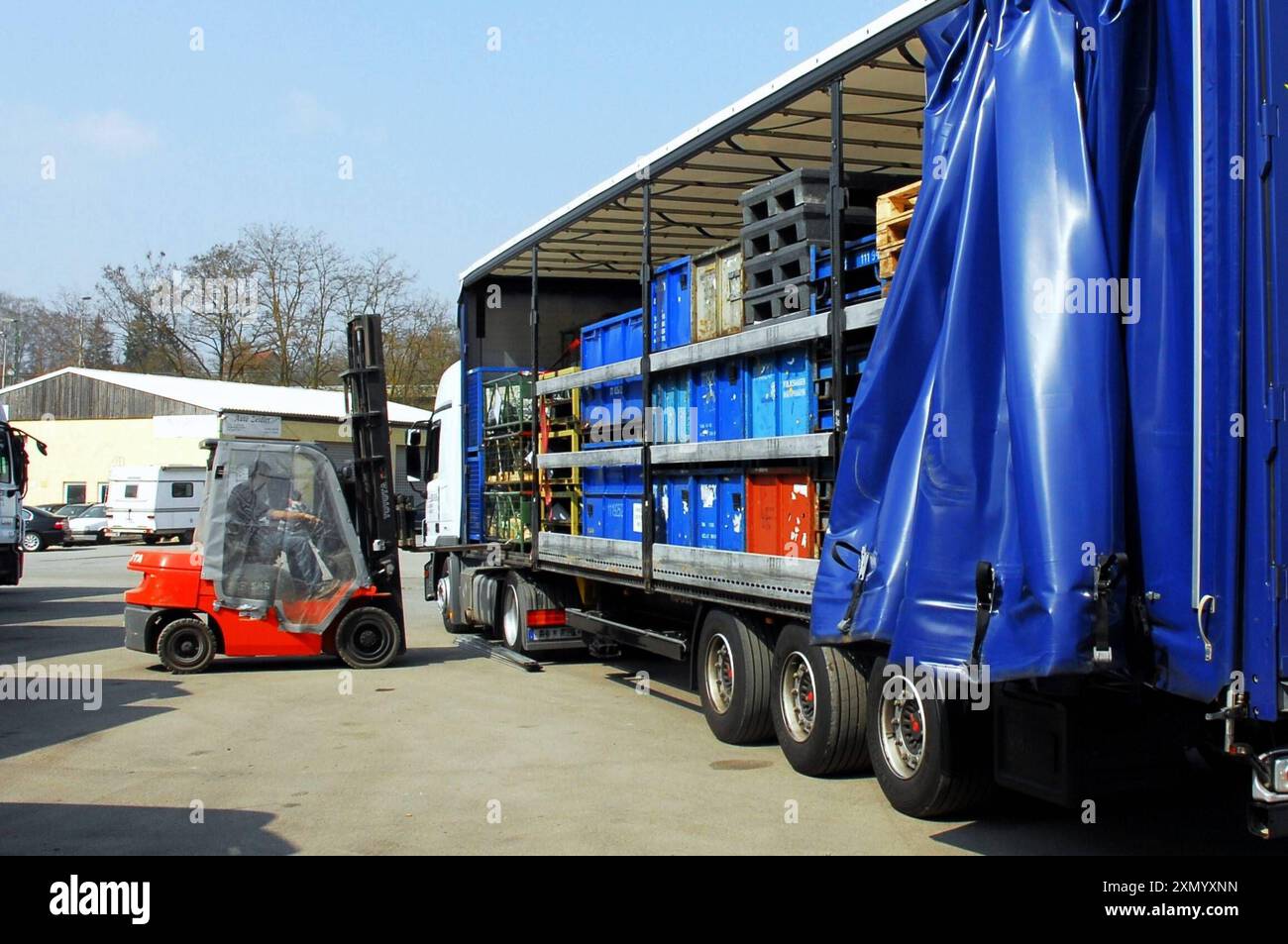 LKW Planen-Sattelzug bei der Be- bzw Entladung mittels Toyota ...