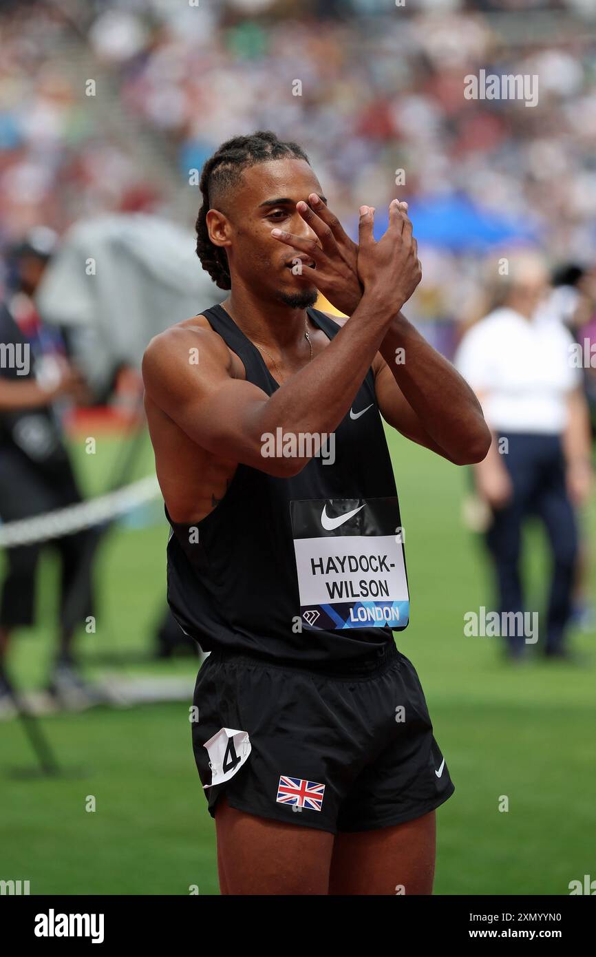 Alex HAYDOCK-WILSON acknowledges the crowd prior to the 400m in the ...